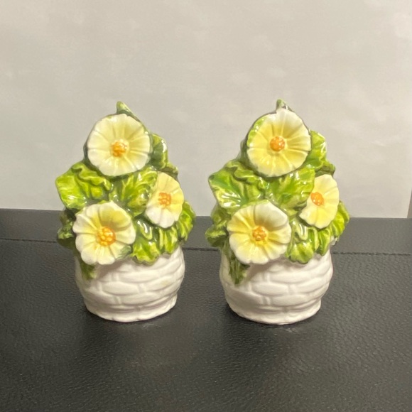 Lefton | Kitchen | Vintage Lefton Daisy Basket Ceramic Sp Shakers ...